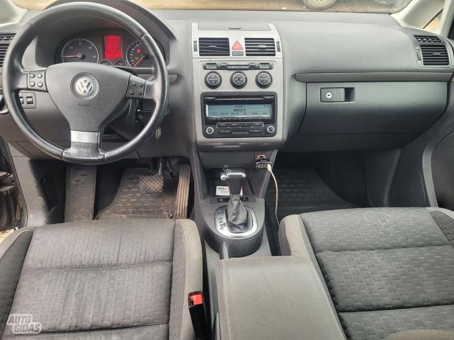 Black Volkswagen Touran 2009 in Vilnius, with an engine capacity of 2.00 L and mileage of 337 thousand km for 1950 €, photo 11 on AUTOMOTO.COM.LV