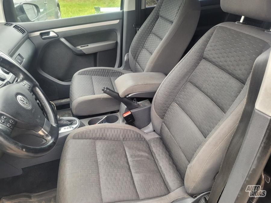 Black Volkswagen Touran 2009 in Vilnius, with an engine capacity of 2.00 L and mileage of 337 thousand km for 1950 €, photo 14 on AUTOMOTO.COM.LV