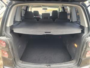 Black Volkswagen Touran 2009 in Vilnius, with an engine capacity of 2.00 L and mileage of 337 thousand km for 1950 €, photo 18 on AUTOMOTO.COM.LV
