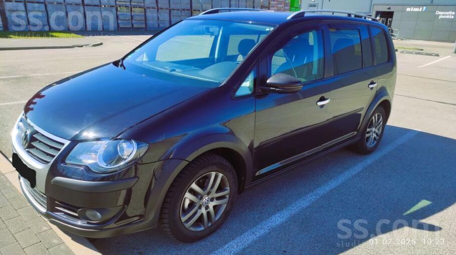 Black Volkswagen Touran 2010 in Riga, with an engine capacity of 1.90 L and mileage of 249 thousand km for 5200 €, photo 1 on AUTOMOTO.COM.LV