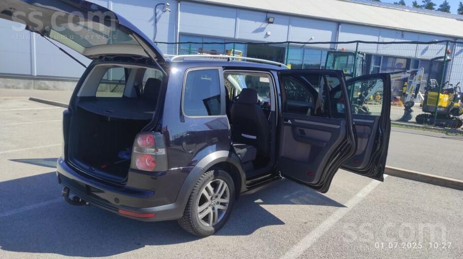 Black Volkswagen Touran 2010 in Riga, with an engine capacity of 1.90 L and mileage of 249 thousand km for 5200 €, photo 14 on AUTOMOTO.COM.LV