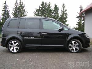 Black Volkswagen Touran 2010 in Riga, with an engine capacity of 1.90 L and mileage of 0 thousand km for 5850 €, photo 7 on AUTOMOTO.COM.LV