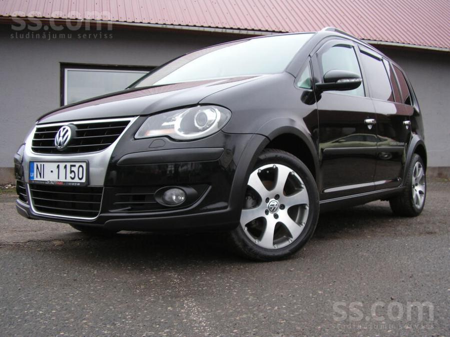 Black Volkswagen Touran 2010 in Riga, with an engine capacity of 1.90 L and mileage of 0 thousand km for 5850 €, photo 9 on AUTOMOTO.COM.LV