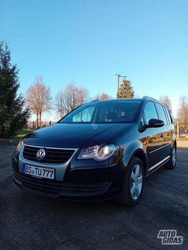 Black Volkswagen Touran 2010 in Vilkaviskis, with an engine capacity of 1.90 L and mileage of 331 thousand km for 4550 €, photo 1 on AUTOMOTO.COM.LV