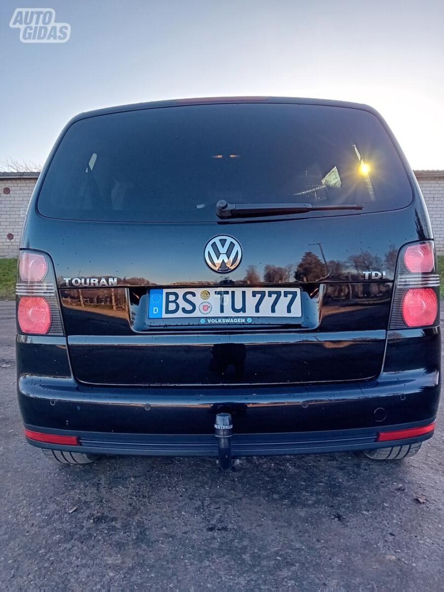 Black Volkswagen Touran 2010 in Vilkaviskis, with an engine capacity of 1.90 L and mileage of 331 thousand km for 4550 €, photo 4 on AUTOMOTO.COM.LV