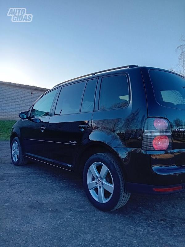 Melns Volkswagen Touran 2010 Vilkaviškis, ar dzinēja tilpumu 1.90 L un nobraukumu 331 tūkst. km par 4550 €, foto 5 vietnē AUTOMOTO.COM.LV