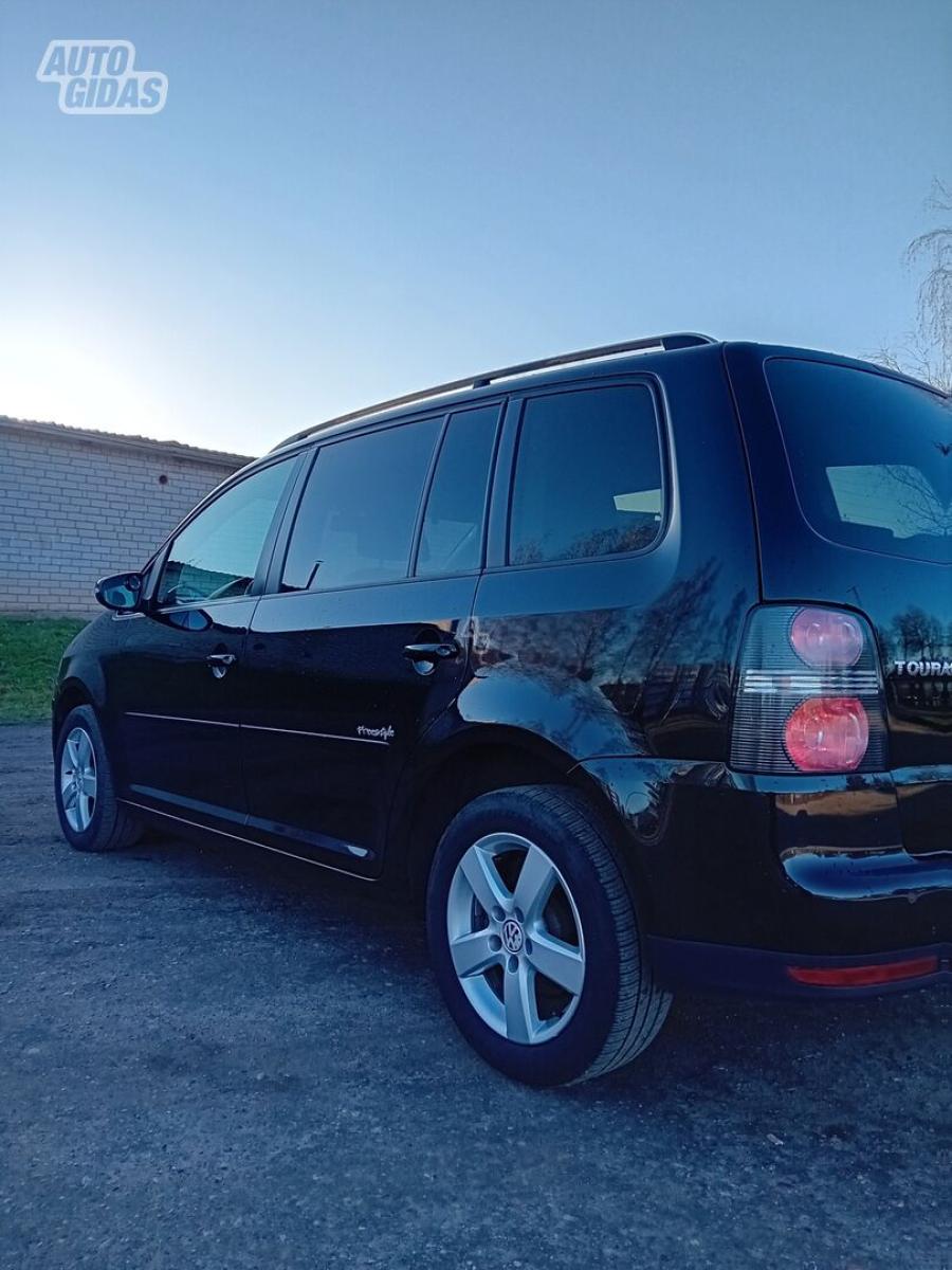 Black Volkswagen Touran 2010 in Vilkaviskis, with an engine capacity of 1.90 L and mileage of 331 thousand km for 4550 €, photo 5 on AUTOMOTO.COM.LV
