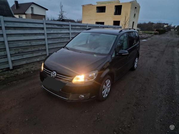 Melns Volkswagen Touran 2010 Panevēža, ar dzinēja tilpumu 1.60 L un nobraukumu 317 tūkst. km par 3600 €, foto 1 vietnē AUTOMOTO.COM.LV