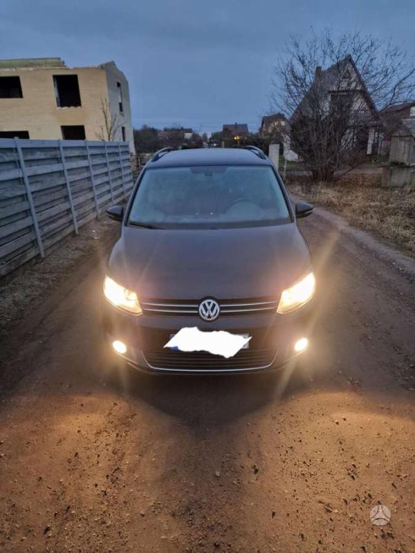 Melns Volkswagen Touran 2010 Panevēža, ar dzinēja tilpumu 1.60 L un nobraukumu 317 tūkst. km par 3600 €, foto 3 vietnē AUTOMOTO.COM.LV