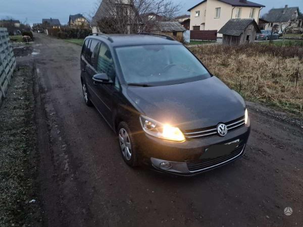 Melns Volkswagen Touran 2010 Panevēža, ar dzinēja tilpumu 1.60 L un nobraukumu 317 tūkst. km par 3600 €, foto 4 vietnē AUTOMOTO.COM.LV