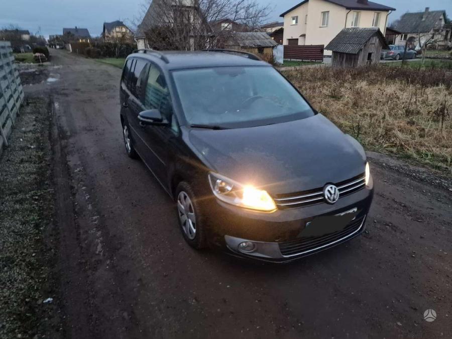 Black Volkswagen Touran 2010 in Panevezys, with an engine capacity of 1.60 L and mileage of 317 thousand km for 3600 €, photo 4 on AUTOMOTO.COM.LV