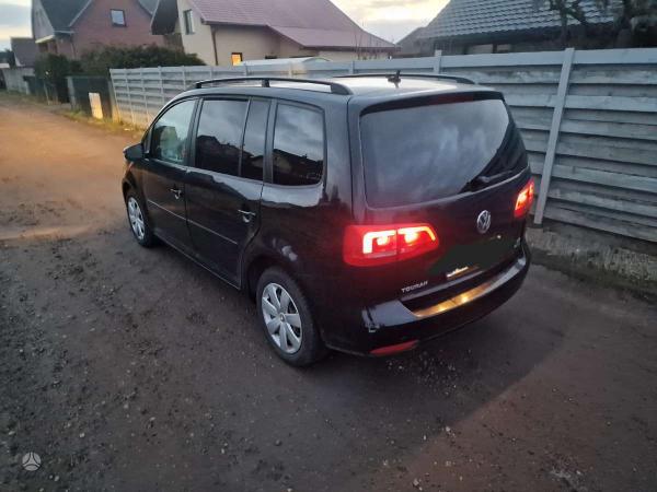 Melns Volkswagen Touran 2010 Panevēža, ar dzinēja tilpumu 1.60 L un nobraukumu 317 tūkst. km par 3600 €, foto 5 vietnē AUTOMOTO.COM.LV