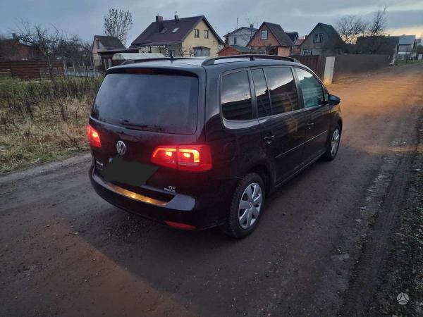 Melns Volkswagen Touran 2010 Panevēža, ar dzinēja tilpumu 1.60 L un nobraukumu 317 tūkst. km par 3600 €, foto 6 vietnē AUTOMOTO.COM.LV
