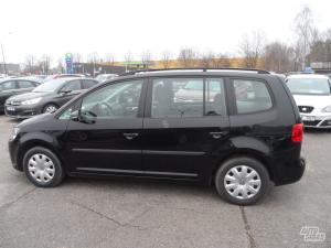Black Volkswagen Touran 2010 in Klaipeda, with an engine capacity of 1.60 L and mileage of 210 thousand km for 4999 €, photo 4 on AUTOMOTO.COM.LV