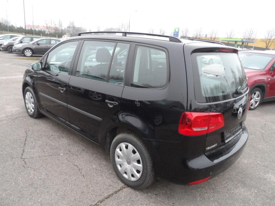 Black Volkswagen Touran 2010 in Klaipeda, with an engine capacity of 1.60 L and mileage of 210 thousand km for 4999 €, photo 5 on AUTOMOTO.COM.LV