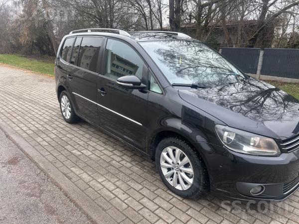 Black Volkswagen Touran 2010 in Riga, with an engine capacity of 2.00 L and mileage of 310 thousand km for 4000 €, photo 2 on AUTOMOTO.COM.LV
