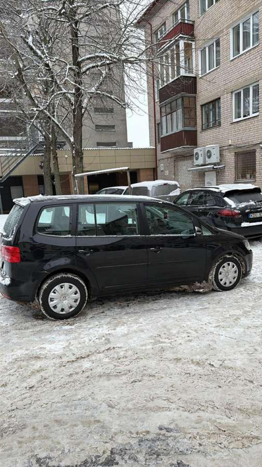 Черный Фольксваген Туран 2010 в Паневежис, объемом двигателя 1.60 л и пробегом 226 тыс. км за 5000 €, фото 3 на AUTOMOTO.COM.LV