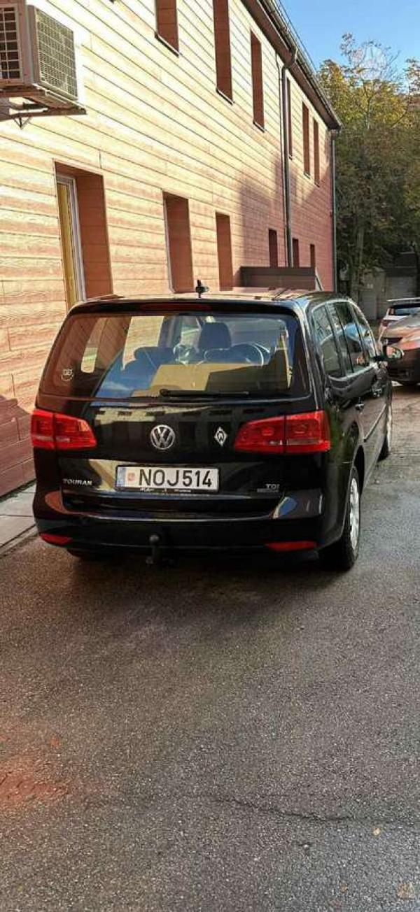 Melns Volkswagen Touran 2010 Panevēža, ar dzinēja tilpumu 1.60 L un nobraukumu 226 tūkst. km par 5000 €, foto 4 vietnē AUTOMOTO.COM.LV
