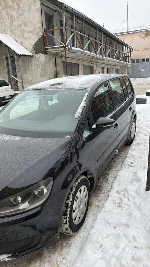 Melns Volkswagen Touran 2010 Panevēža, ar dzinēja tilpumu 1.60 L un nobraukumu 226 tūkst. km par 5000 €, foto 6 vietnē AUTOMOTO.COM.LV