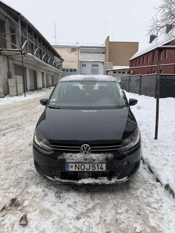 Melns Volkswagen Touran 2010 Panevēža, ar dzinēja tilpumu 1.60 L un nobraukumu 226 tūkst. km par 5000 €, foto 9 vietnē AUTOMOTO.COM.LV