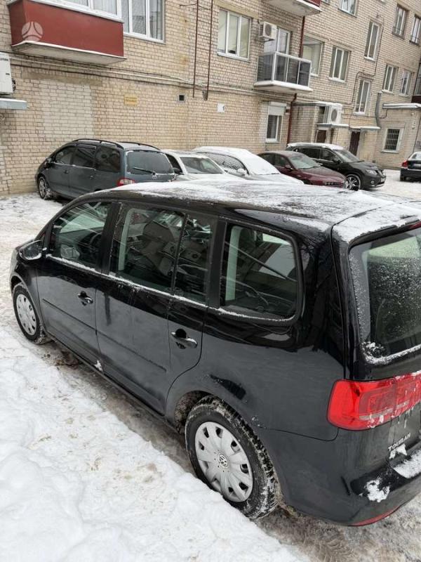 Melns Volkswagen Touran 2010 Panevēža, ar dzinēja tilpumu 1.60 L un nobraukumu 226 tūkst. km par 5000 €, foto 10 vietnē AUTOMOTO.COM.LV