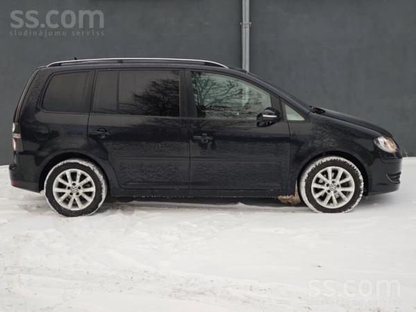 Black Volkswagen Touran 2010 in Ogre, with an engine capacity of 1.90 L and mileage of 233 thousand km for 3999 €, photo 3 on AUTOMOTO.COM.LV