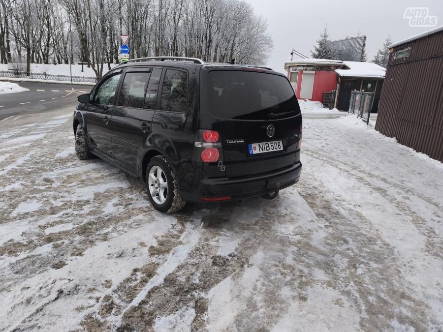 Black Volkswagen Touran 2010 in Kaunas, with an engine capacity of 1.90 L and mileage of 284 thousand km for 3799 €, photo 4 on AUTOMOTO.COM.LV