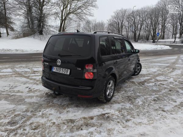 Melns Volkswagen Touran 2010 Kauņa, ar dzinēja tilpumu 1.90 L un nobraukumu 284 tūkst. km par 3799 €, foto 5 vietnē AUTOMOTO.COM.LV