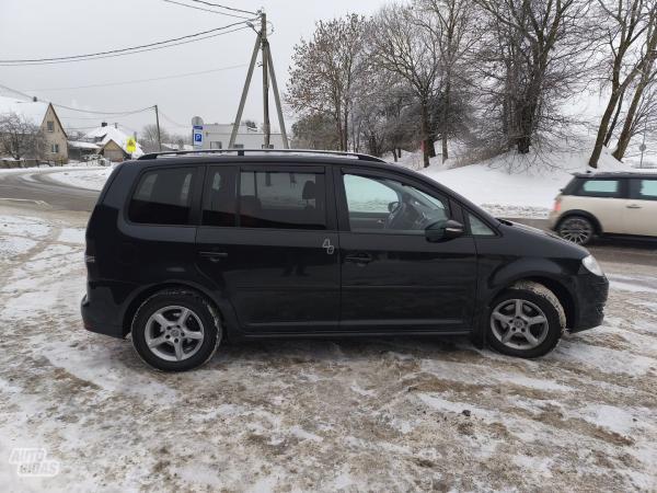 Melns Volkswagen Touran 2010 Kauņa, ar dzinēja tilpumu 1.90 L un nobraukumu 284 tūkst. km par 3799 €, foto 6 vietnē AUTOMOTO.COM.LV
