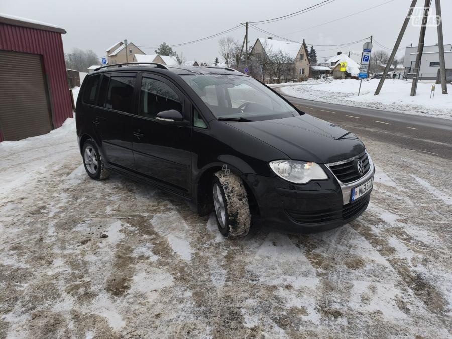 Black Volkswagen Touran 2010 in Kaunas, with an engine capacity of 1.90 L and mileage of 284 thousand km for 3799 €, photo 7 on AUTOMOTO.COM.LV