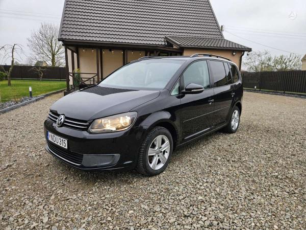 Black Volkswagen Touran 2010 in Pakruojis, with an engine capacity of 1.60 L and mileage of 298 thousand km for 4900 €, photo 1 on AUTOMOTO.COM.LV