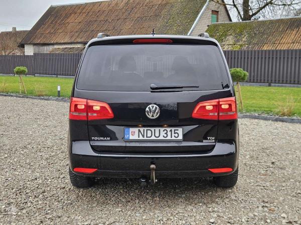 Black Volkswagen Touran 2010 in Pakruojis, with an engine capacity of 1.60 L and mileage of 298 thousand km for 4900 €, photo 3 on AUTOMOTO.COM.LV