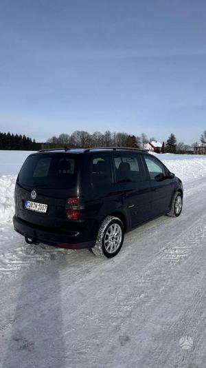 Melns Volkswagen Touran 2010 Biržai, ar dzinēja tilpumu 1.39 L un nobraukumu 215 tūkst. km par 3200 €, foto 3 vietnē AUTOMOTO.COM.LV