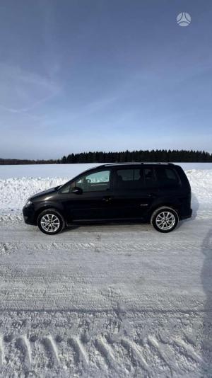 Melns Volkswagen Touran 2010 Biržai, ar dzinēja tilpumu 1.39 L un nobraukumu 215 tūkst. km par 3200 €, foto 7 vietnē AUTOMOTO.COM.LV