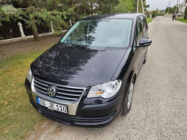 Black Volkswagen Touran 2010 in Mazeikiai, with an engine capacity of 1.90 L and mileage of 249 thousand km for 3950 €, photo 4 on AUTOMOTO.COM.LV