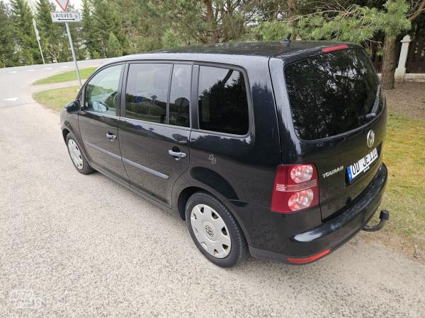 Black Volkswagen Touran 2010 in Mazeikiai, with an engine capacity of 1.90 L and mileage of 249 thousand km for 3950 €, photo 6 on AUTOMOTO.COM.LV