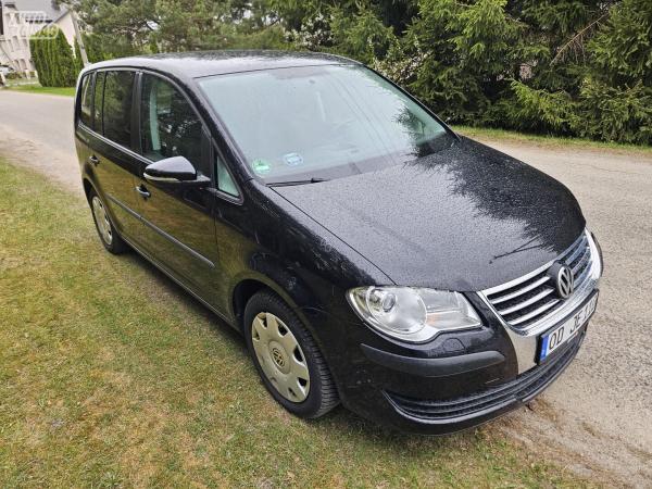 Black Volkswagen Touran 2010 in Mazeikiai, with an engine capacity of 1.90 L and mileage of 249 thousand km for 3950 €, photo 7 on AUTOMOTO.COM.LV