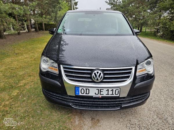 Black Volkswagen Touran 2010 in Mazeikiai, with an engine capacity of 1.90 L and mileage of 249 thousand km for 3950 €, photo 8 on AUTOMOTO.COM.LV
