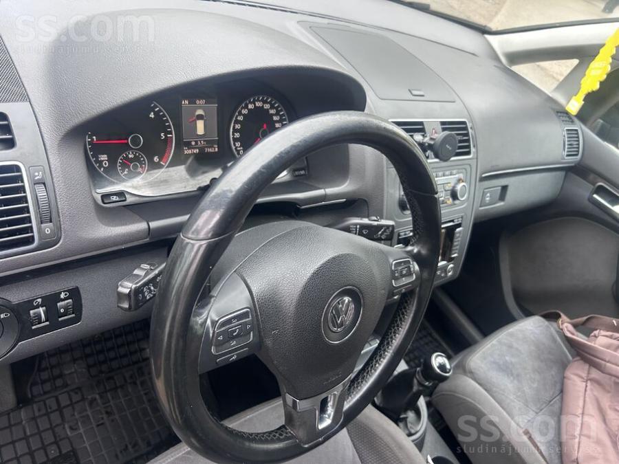 Black Volkswagen Touran 2010 in Riga, with an engine capacity of 2.00 L and mileage of 310 thousand km for 3500 €, photo 10 on AUTOMOTO.COM.LV