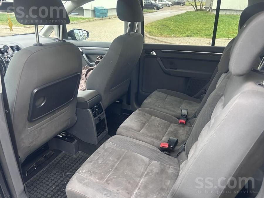Black Volkswagen Touran 2010 in Riga, with an engine capacity of 2.00 L and mileage of 310 thousand km for 3500 €, photo 13 on AUTOMOTO.COM.LV
