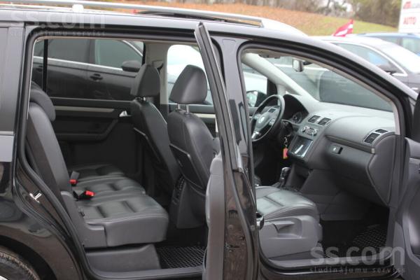 Melns Volkswagen Touran 2010 Tukums, ar dzinēja tilpumu 1.40 L un nobraukumu 235 tūkst. km par 5990 €, foto 5 vietnē AUTOMOTO.COM.LV