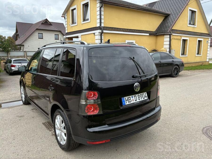 Melns Volkswagen Touran 2010 Daugavpils, ar dzinēja tilpumu 1.90 L un nobraukumu 0 tūkst. km par 4950 €, foto 4 vietnē AUTOMOTO.COM.LV
