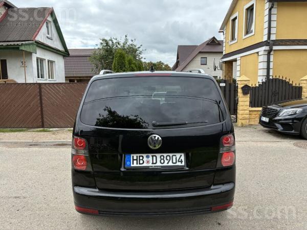 Melns Volkswagen Touran 2010 Daugavpils, ar dzinēja tilpumu 1.90 L un nobraukumu 0 tūkst. km par 4950 €, foto 4 vietnē AUTOMOTO.COM.LV