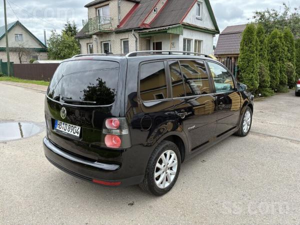 Melns Volkswagen Touran 2010 Daugavpils, ar dzinēja tilpumu 1.90 L un nobraukumu 0 tūkst. km par 4950 €, foto 5 vietnē AUTOMOTO.COM.LV