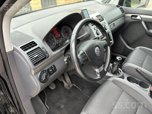 Melns Volkswagen Touran 2010 Daugavpils, ar dzinēja tilpumu 1.90 L un nobraukumu 0 tūkst. km par 4950 €, foto 9 vietnē AUTOMOTO.COM.LV