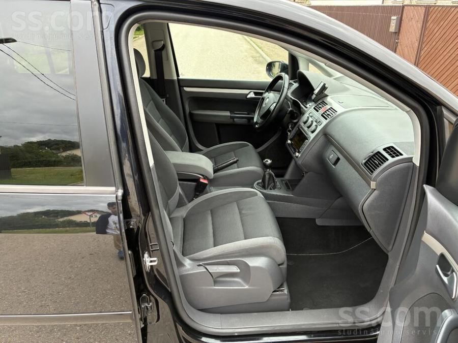 Melns Volkswagen Touran 2010 Daugavpils, ar dzinēja tilpumu 1.90 L un nobraukumu 0 tūkst. km par 4950 €, foto 15 vietnē AUTOMOTO.COM.LV