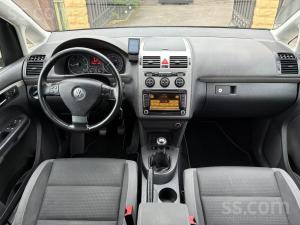 Melns Volkswagen Touran 2010 Daugavpils, ar dzinēja tilpumu 1.90 L un nobraukumu 0 tūkst. km par 4950 €, foto 16 vietnē AUTOMOTO.COM.LV