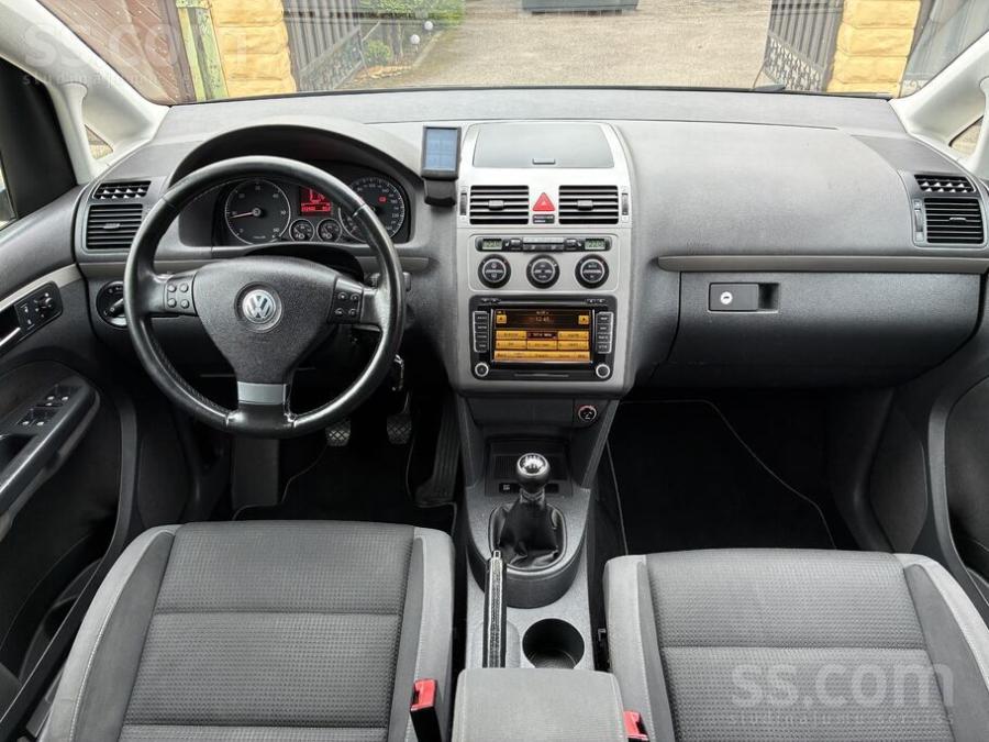 Melns Volkswagen Touran 2010 Daugavpils, ar dzinēja tilpumu 1.90 L un nobraukumu 0 tūkst. km par 4950 €, foto 16 vietnē AUTOMOTO.COM.LV