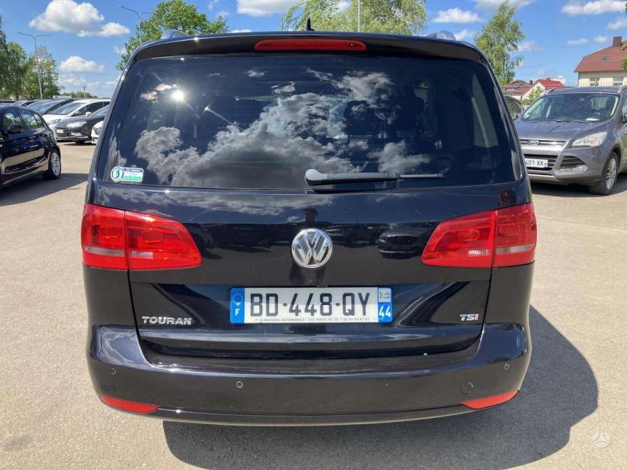 Black Volkswagen Touran 2010 in Taurage, with an engine capacity of 1.39 L and mileage of 220 thousand km for 5000 €, photo 6 on AUTOMOTO.COM.LV
