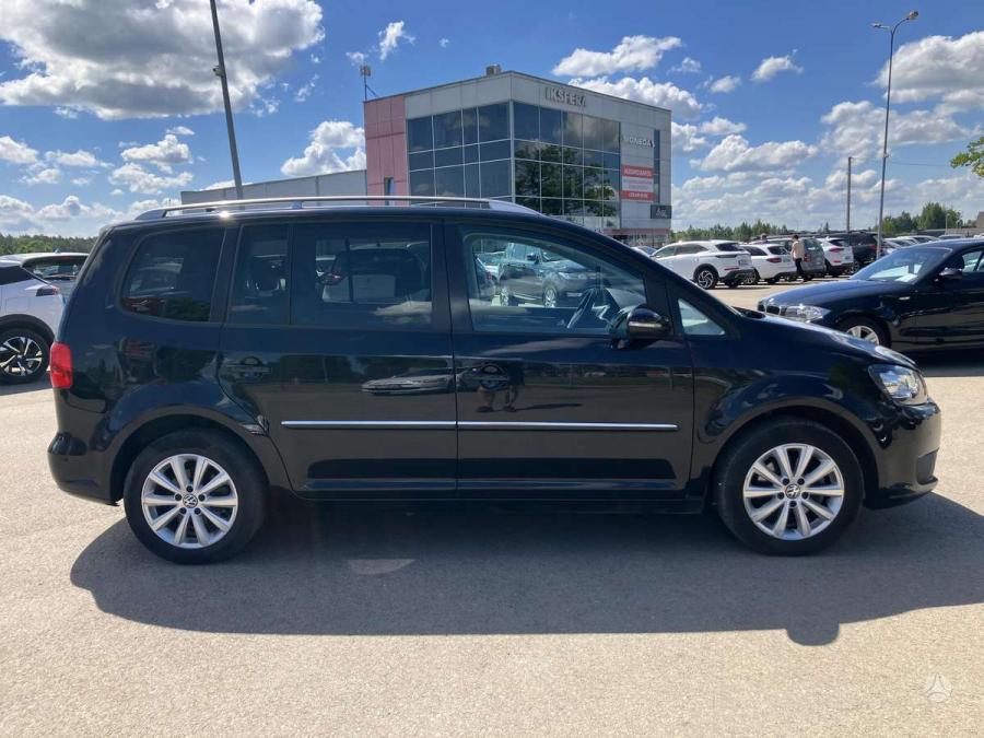 Black Volkswagen Touran 2010 in Taurage, with an engine capacity of 1.39 L and mileage of 220 thousand km for 5000 €, photo 8 on AUTOMOTO.COM.LV
